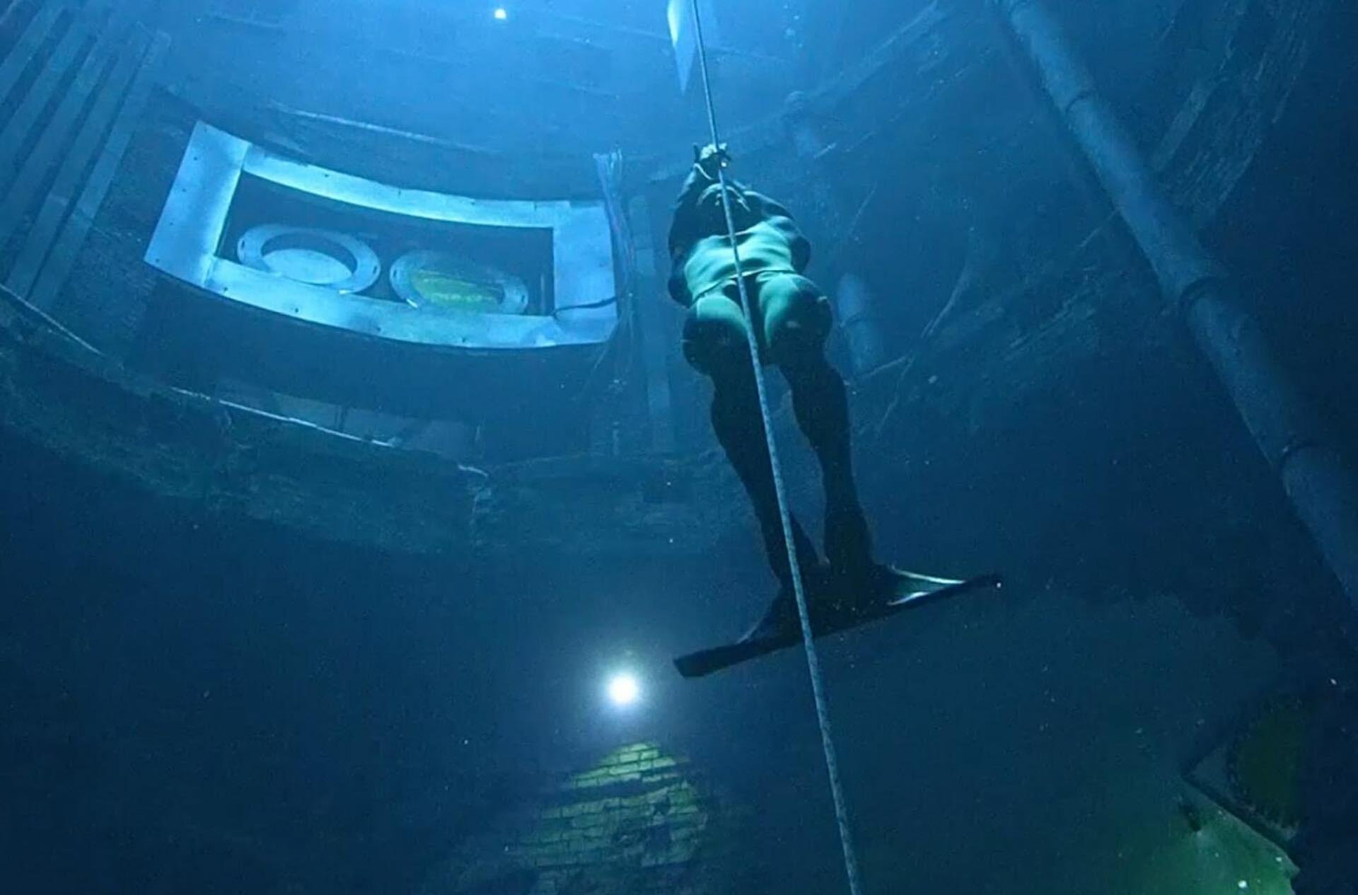 Freediver reaches bottom of deepest pool in the world in 57 seconds ...